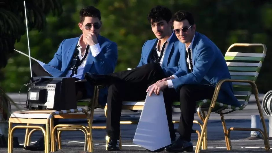 Jonas Brothers klîba nû li Miami dikişîne