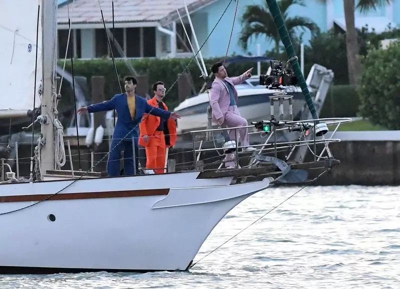 Jonas Brothers gjenforenes som et band for å filme en musikkvideo i Miami Beach