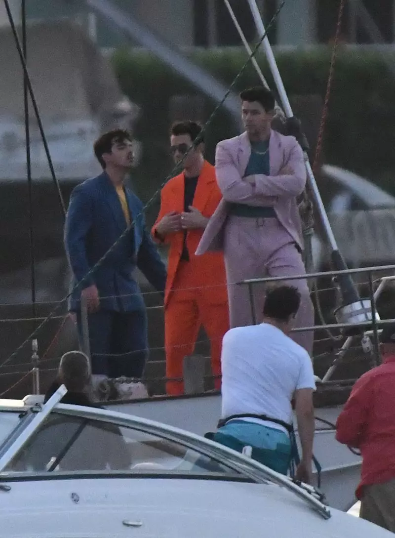 Jonas Brothers wekî komek ji nû ve li hev kom dibin da ku vîdyoyek muzîkê li Miami Beach bikin