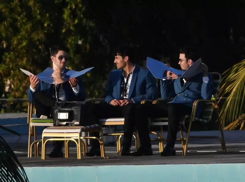 Jonas Brothers wekî komek ji nû ve li hev kom dibin da ku vîdyoyek muzîkê li Miami Beach bikin