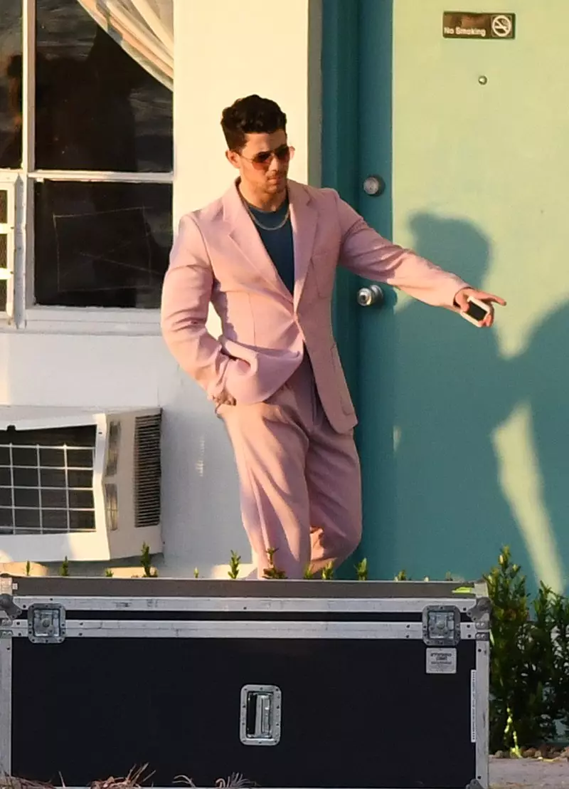 Jonas Brothers gjenforenes som et band for å filme en musikkvideo i Miami Beach