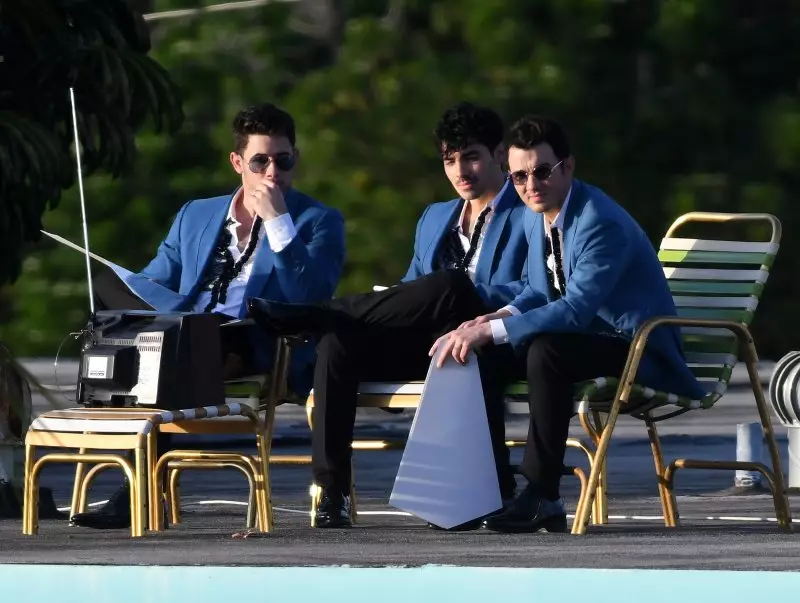 Jonas Brothers wekî komek ji nû ve li hev kom dibin da ku vîdyoyek muzîkê li Miami Beach bikin