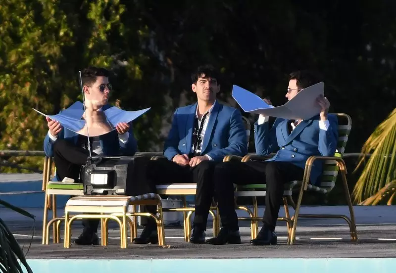 Jonas Brothers gjenforenes som et band for å filme en musikkvideo i Miami Beach