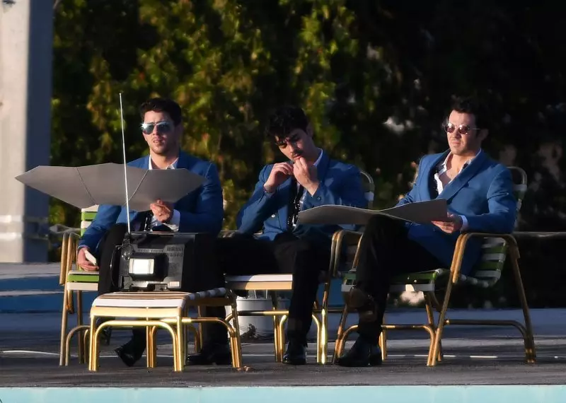 Jonas Brothers wekî komek ji nû ve li hev kom dibin da ku vîdyoyek muzîkê li Miami Beach bikin