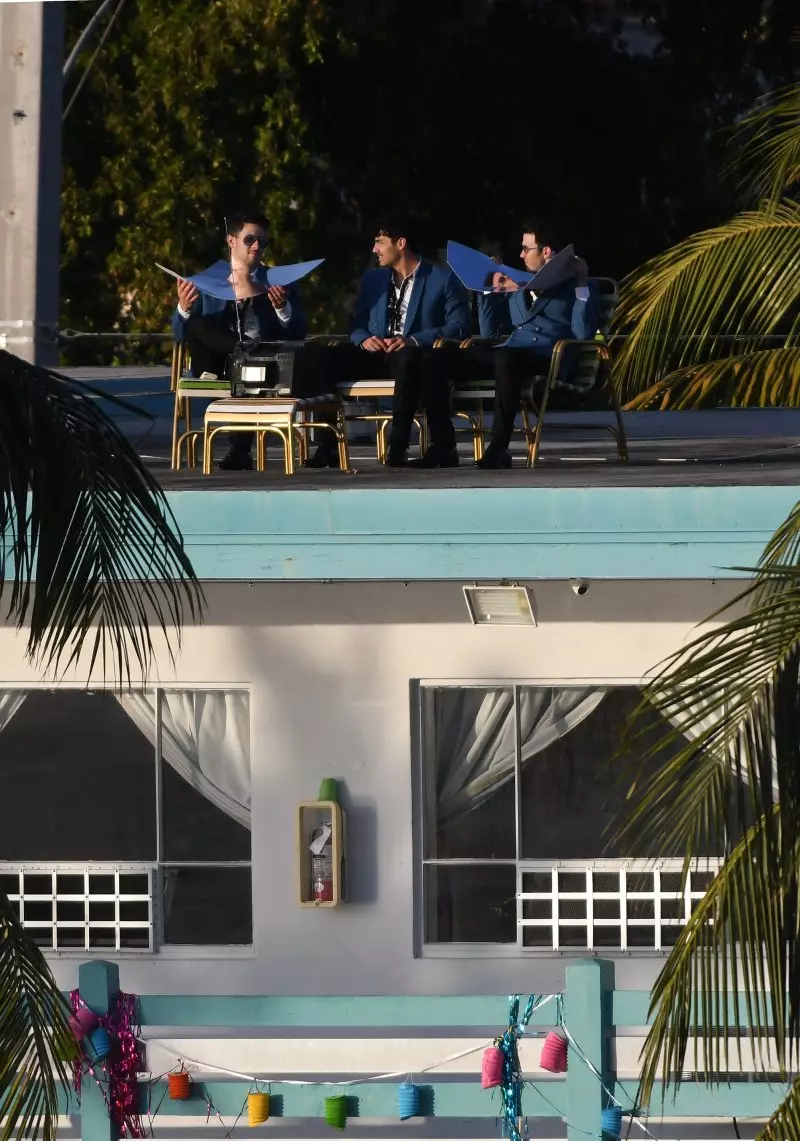 Jonas Brothers wekî komek ji nû ve li hev kom dibin da ku vîdyoyek muzîkê li Miami Beach bikin