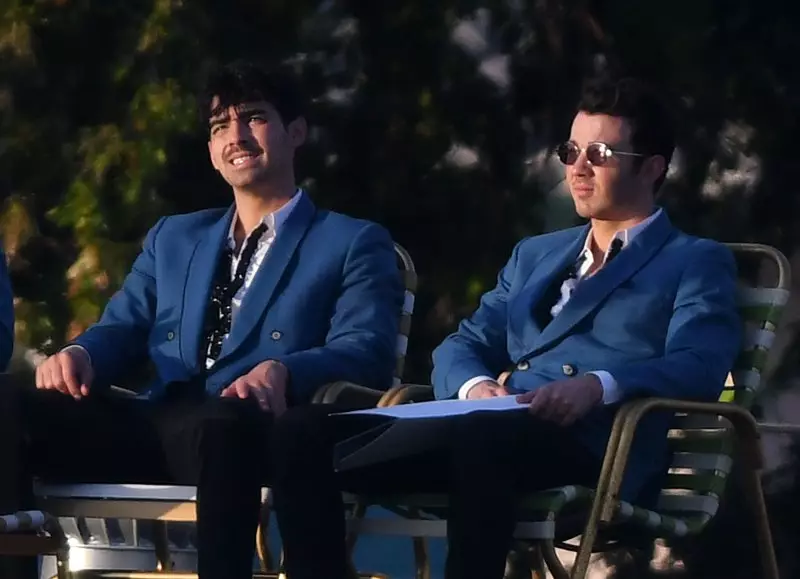 Jonas Brothers wekî komek ji nû ve li hev kom dibin da ku vîdyoyek muzîkê li Miami Beach bikin