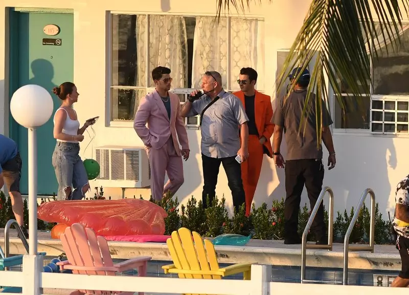 Jonas Brothers wekî komek ji nû ve li hev kom dibin da ku vîdyoyek muzîkê li Miami Beach bikin