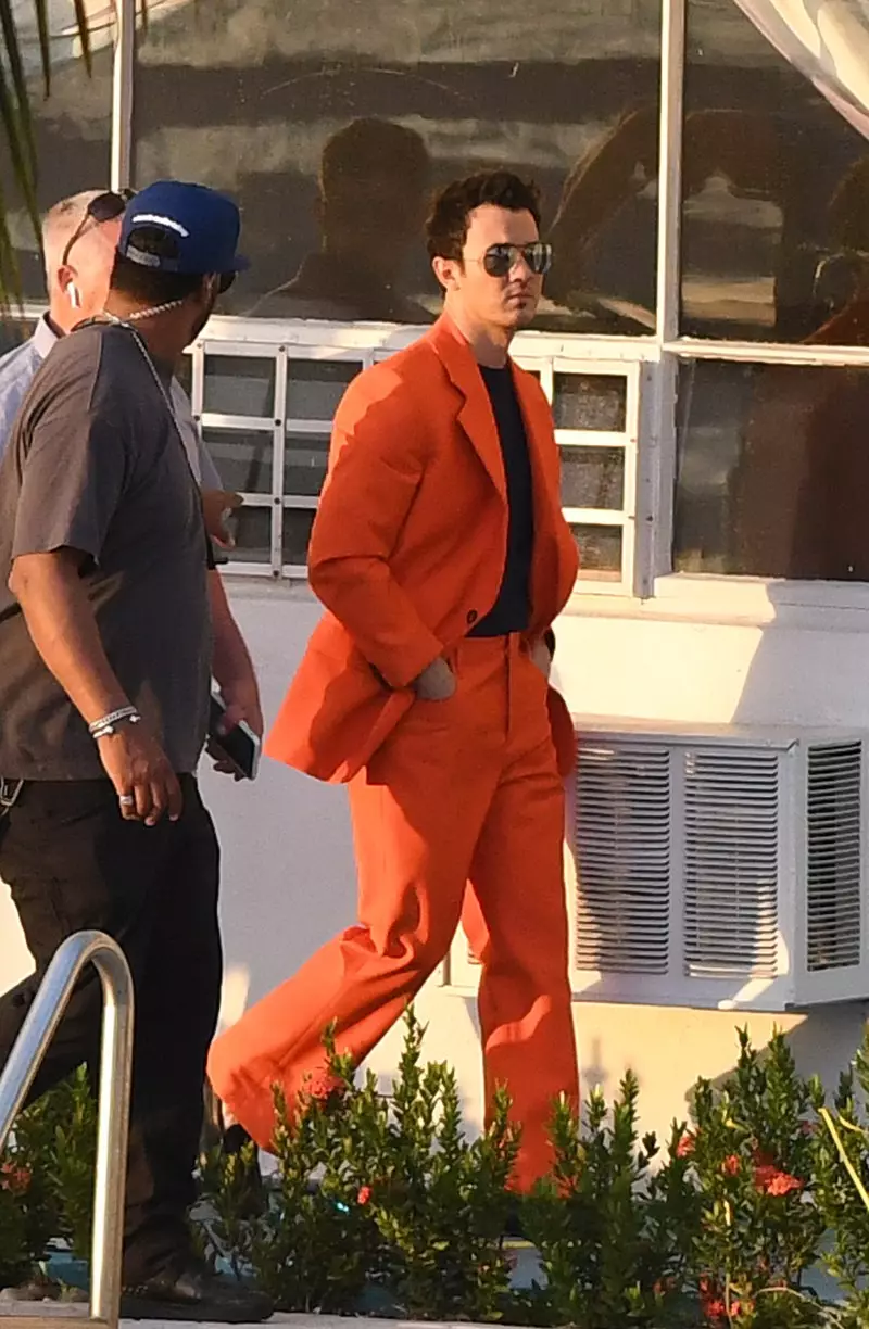 Jonas Brothers gjenforenes som et band for å filme en musikkvideo i Miami Beach