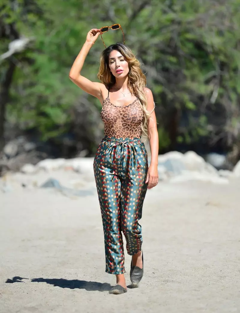 Farrah Abraham costum de baie transparent.