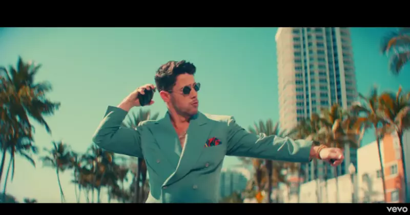 La colonia de Nick Jonas en un genial video musical