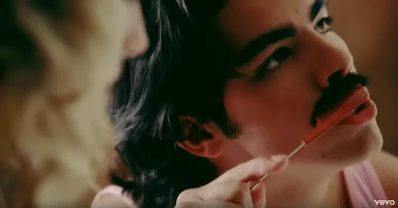 Joe Jonas membakar video musik