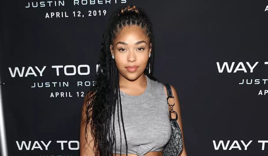 Jordyn Woods draagt een grijze jurk