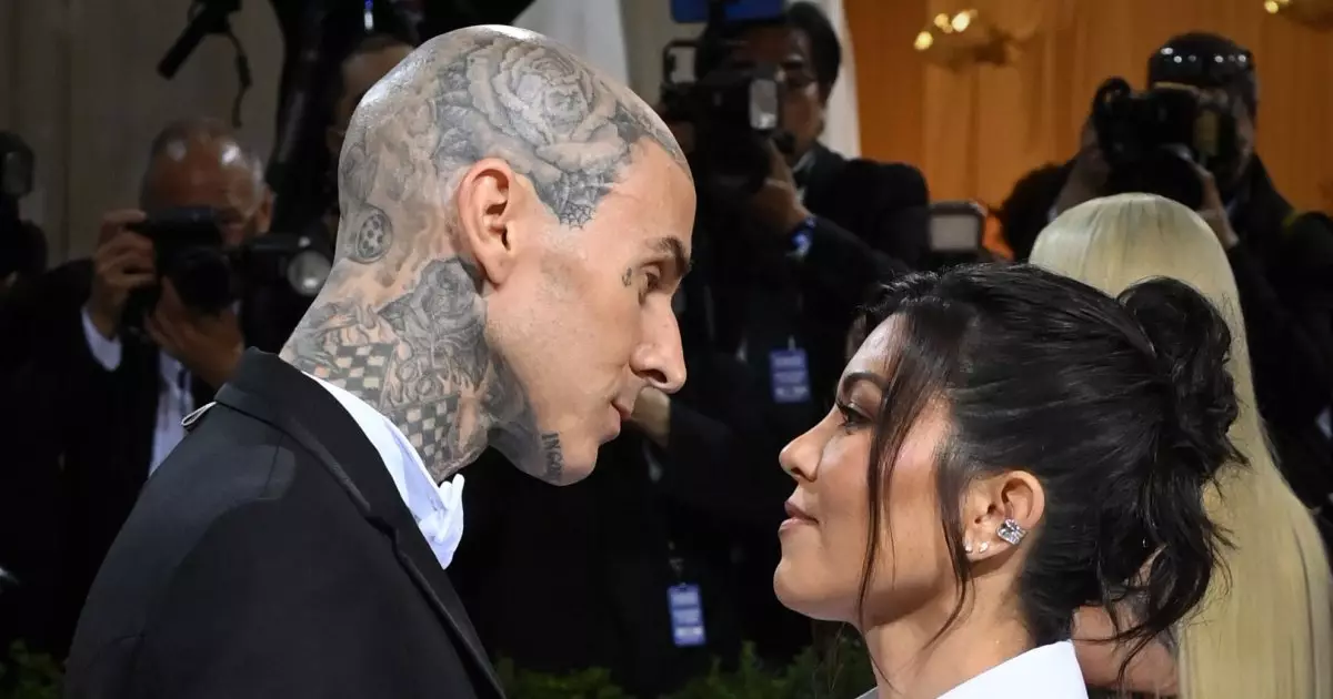 Travis Barker သည် Kourtney Kardashian နှင့် Steamy ဓာတ်ပုံများကိုမျှဝေသည်။