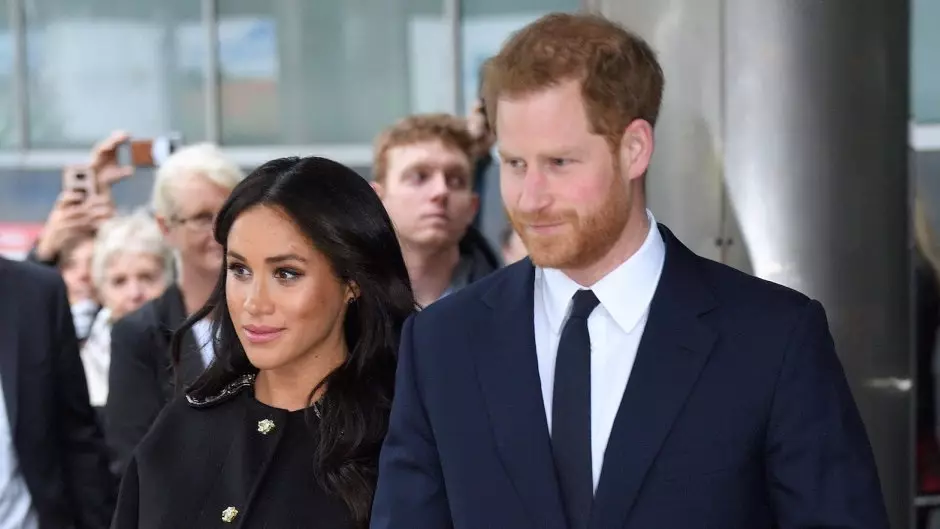 meghan markle dan pangeran harry walking