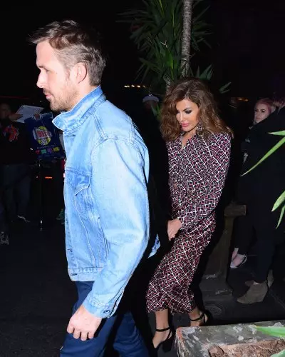 Джинсова куртка Ryan Gosling. Сукня Eva Mendes з малюнком