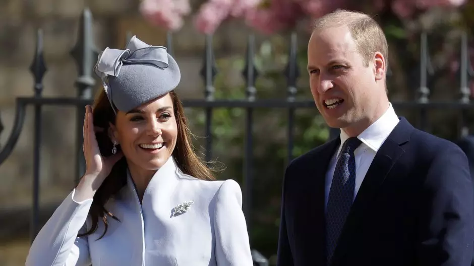 Kate Middleton vestindo uma roupa azul com o príncipe William