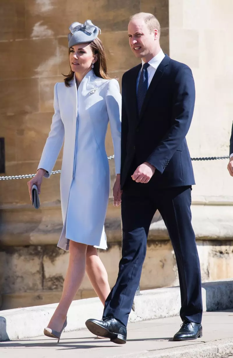 Kate Middleton de azul com o príncipe William