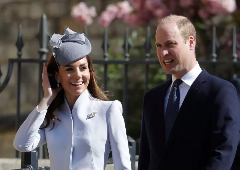 Kate Middleton com o príncipe William na igreja