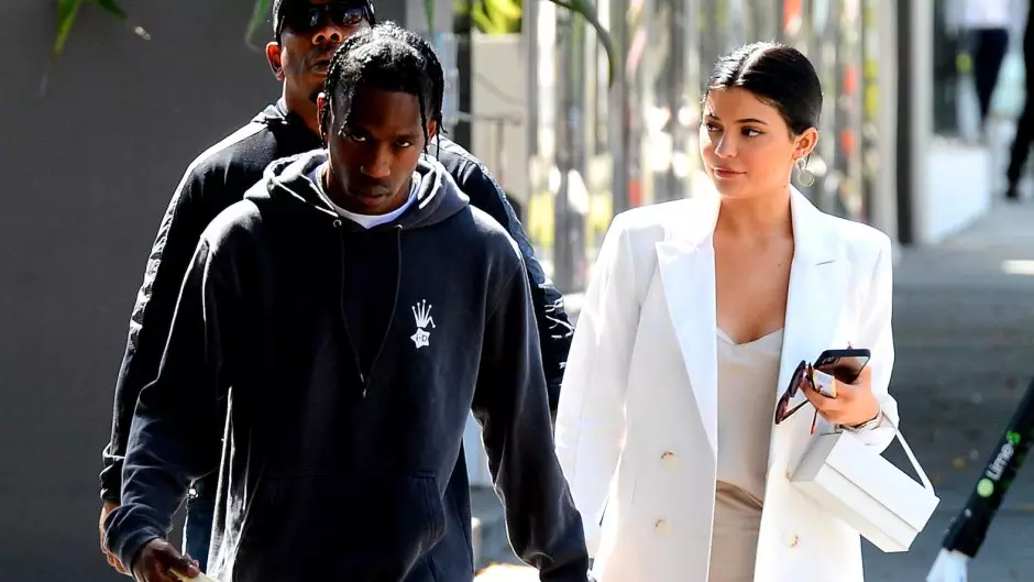 Kylie Jenner Travis Scott pda nắm tay nhau đi mua sắm