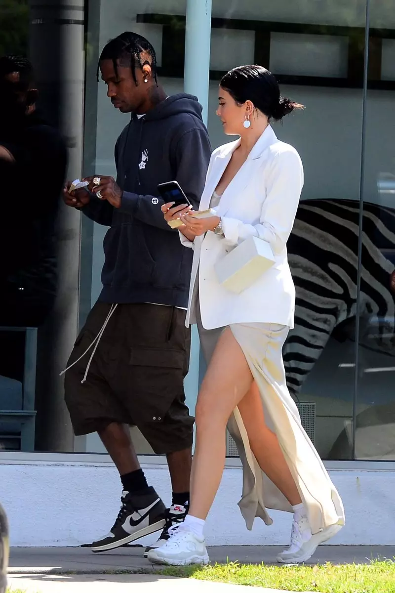 Kylie Jenner Travis Scott wakitembea pamoja