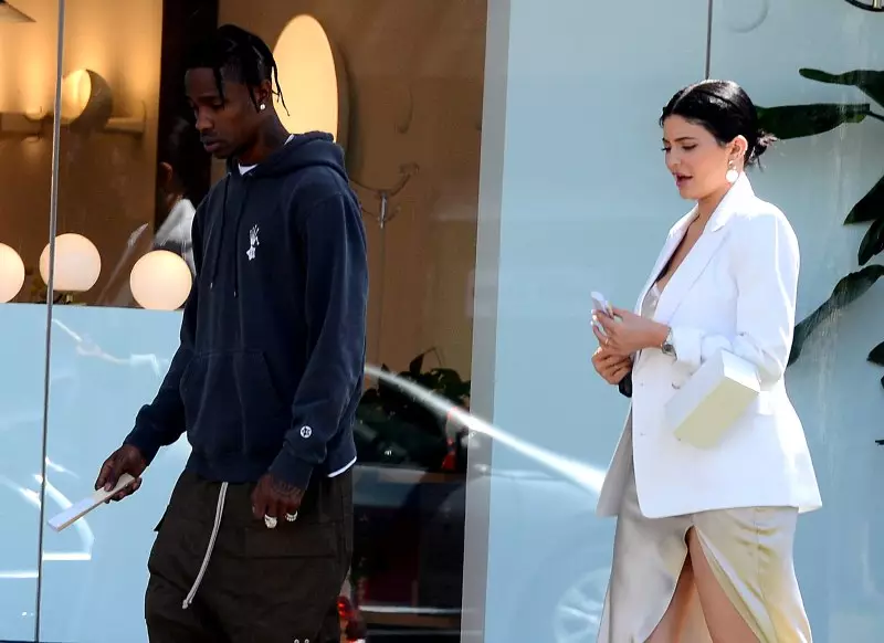 Kylie Jenner búi tóc thấp Travis Scott đi mua sắm