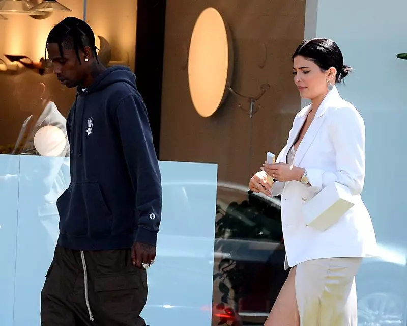 Kylie Jenner Travis Scott ဟာ ဈေးဝယ်ထွက်ခဲ့ပါတယ်။