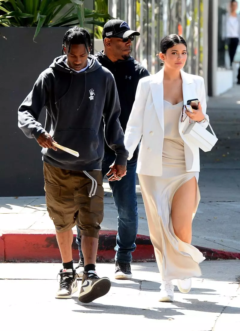 Kylie Jenner Travis Scott က လက်ကို ကိုင်ထားသည်။