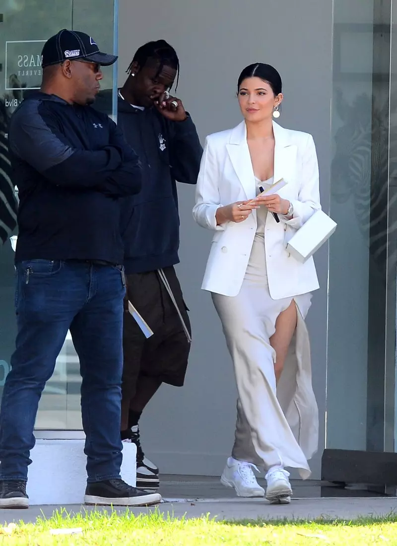 Kylie Jenner sugih sutra coklat jas putih Travis Scott