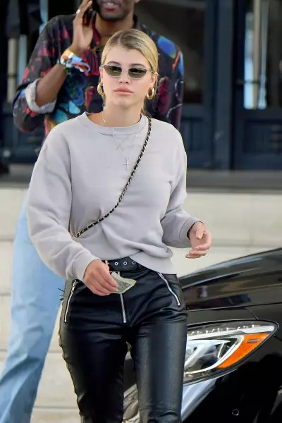 Sofia Richie akitembea na rafiki yake huko L.A.