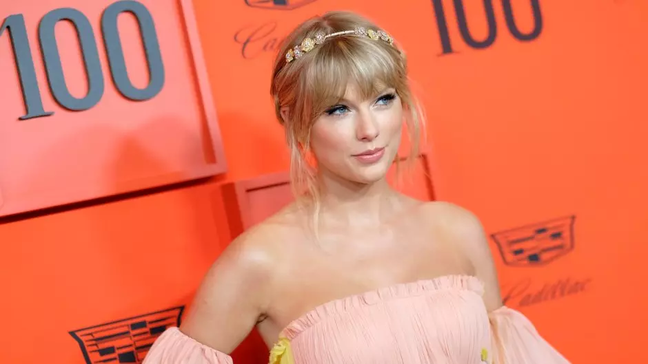 Taylor Swift time 100 gala żółto-różowa sukienka błyszcząca opaska niebieskie oczy boob praca