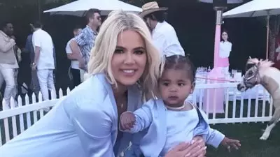 khloe Kardashian ریښتیني تامپسن د کلیزې ګوند ناني د ماشومانو پاملرنې نیلي جامې