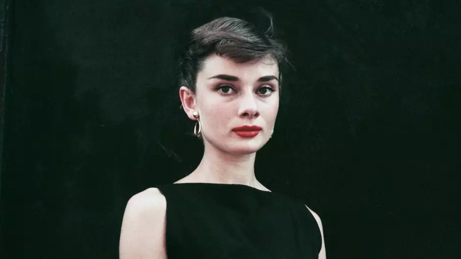 Breathnaíonn Audrey Hepburn is Íocónach