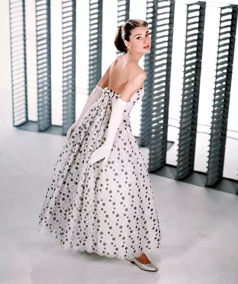 Audrey Hepburn មើលទៅលេចធ្លោជាងគេ