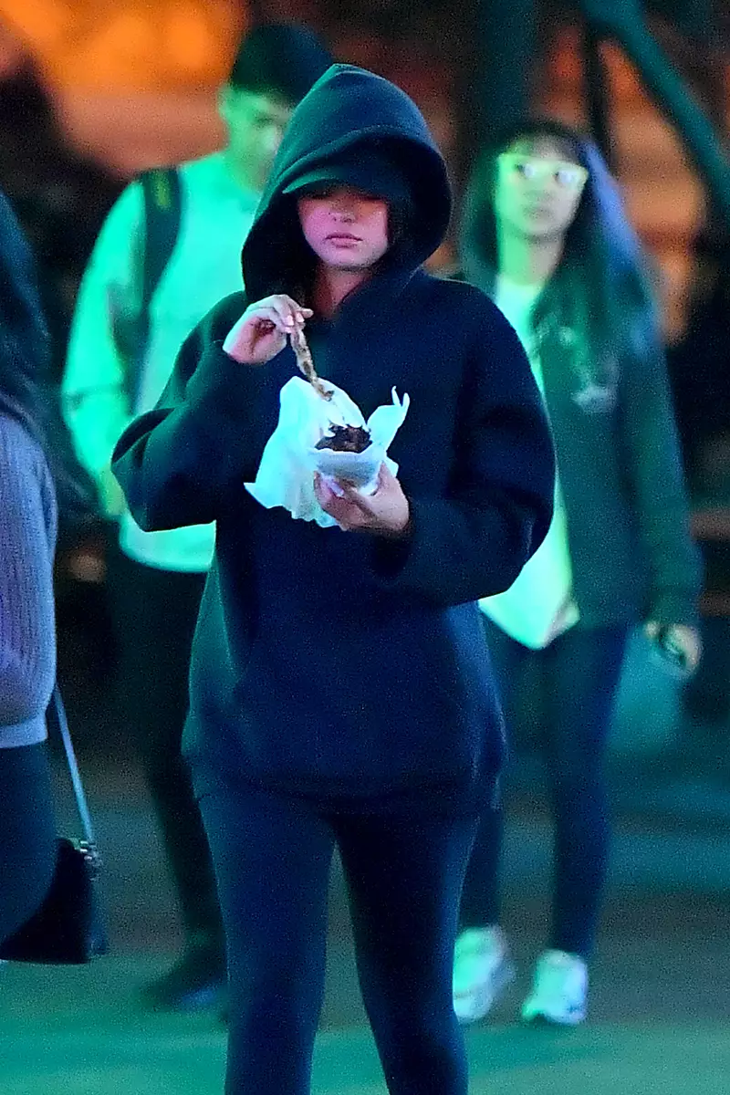 Selena Gomez mutlu Disneyland