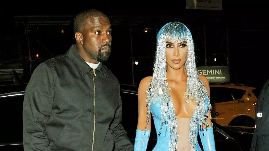 Modré šaty Kim Kardashian mořská panna třpytivé vlasy Kanye West černá bomber bunda 2019 na gala afterparty