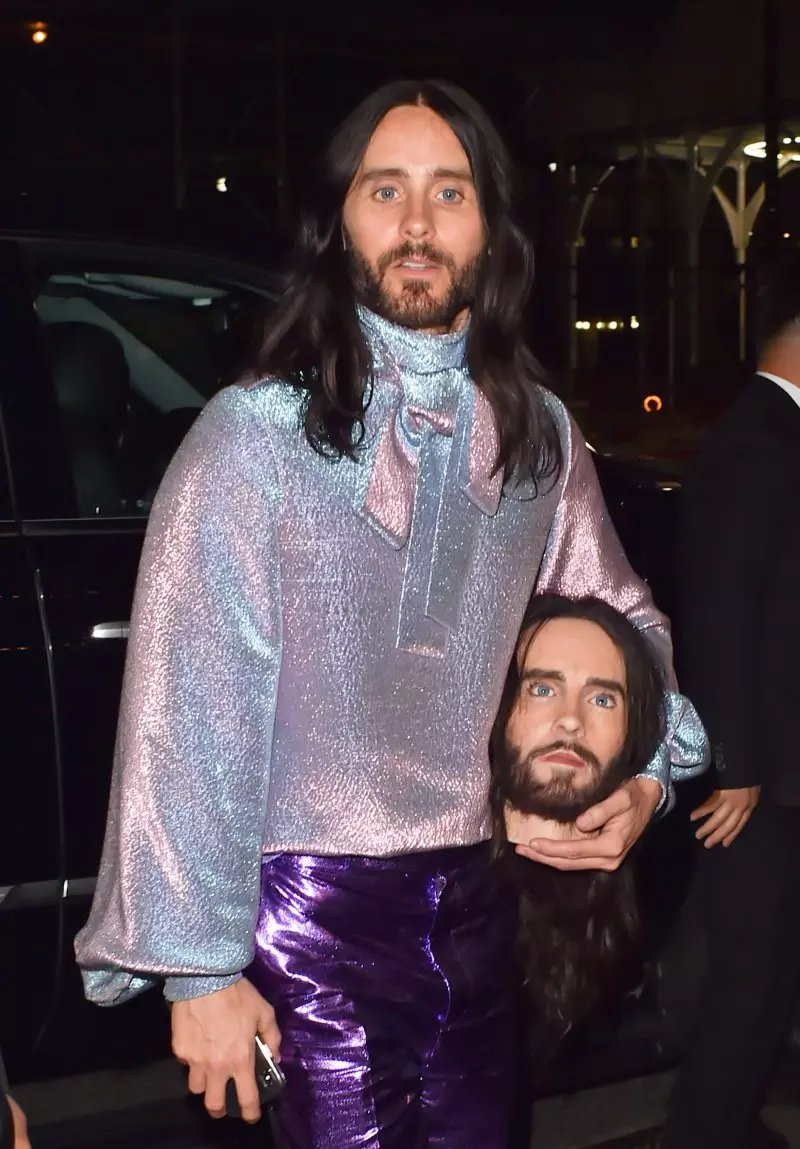 Jared Leto ψεύτικο κεφάλι μωβ παντελόνι μωβ πουκάμισο 2019 met gala afterparty