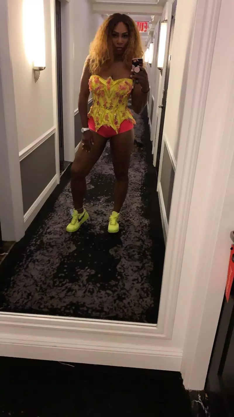 Serena Williams 2019 met gala φόρεμα χωρίς φούστα καυτό ροζ σορτς πράσινο nike