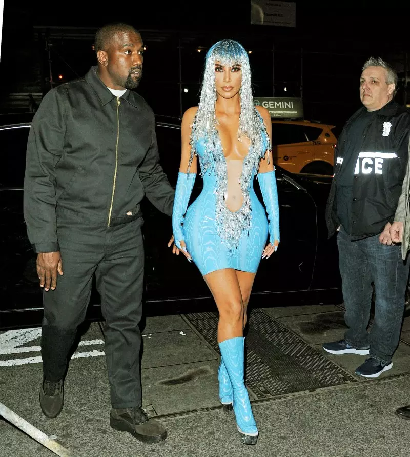 Kim Kardashian blauwe outfit sprankelend haar kanye west zwarte jas broek 2019 met gala afterparty