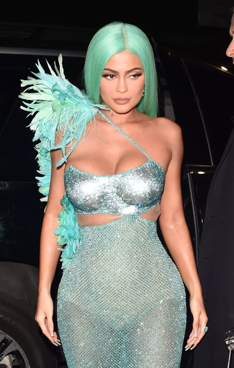 Kylie Jenner zelené vlasy s křídly zelené body 2019 se setkaly gala