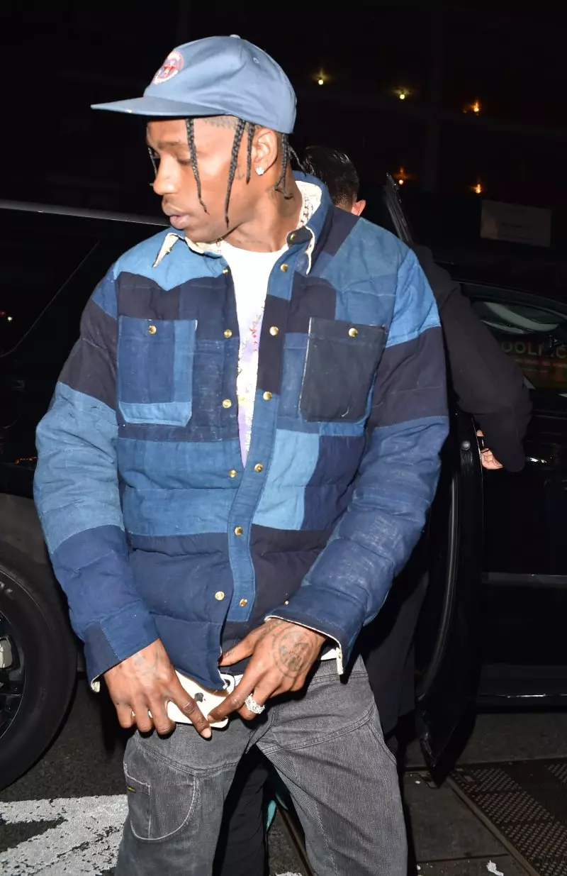 Travis Scottblue shaadhka jeegaga leh iyo koofiyadda 2019 waxay la kulmeen xaflad gadaashiis ah