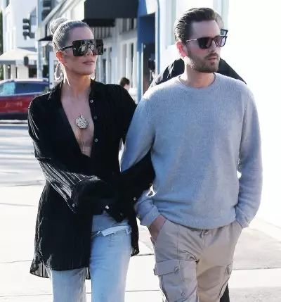 Khloe Kardashian recunoaște că ea și Scott Disick au o relație „Firty”, dar este „ciudat”