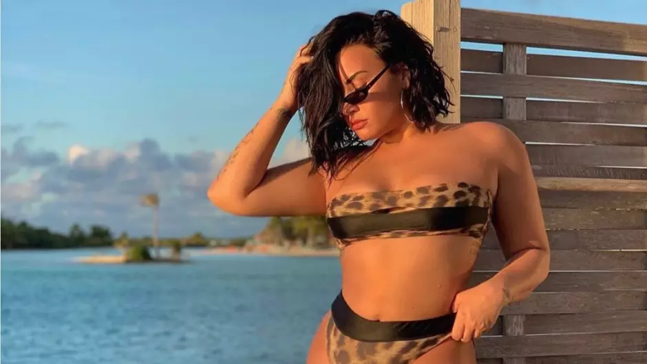 Demi Lovato gepardo estanpatu bikinia tiranterik gabeko bora bora oporretako hondartzako gorputza