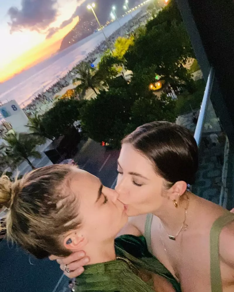 Cara Delevingne kaj Ashley Benson Kissing