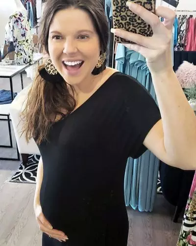 Amy Duggar Baby Bump 19 ອາທິດຖືພາ