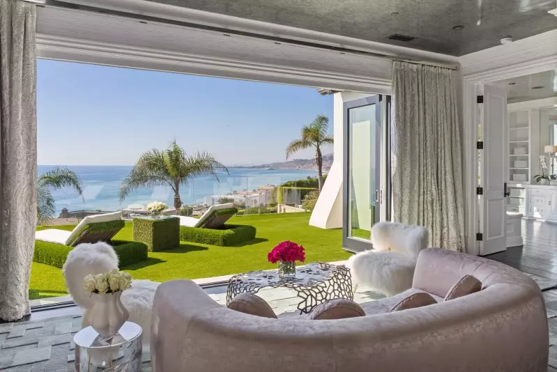 EXCLUSIF : Kylie Jenner paie 450 000 $ par mois pour louer le Malibu Mansion