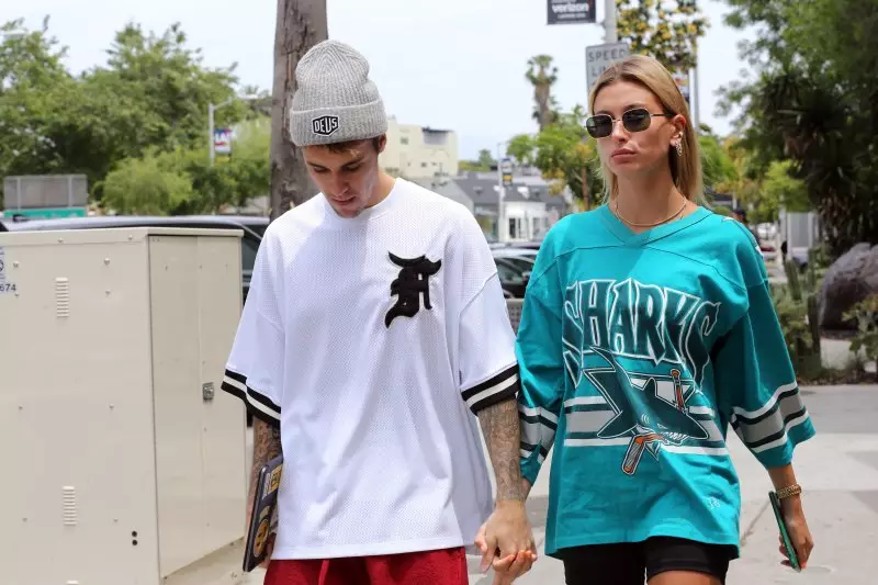 Justin Bieber a Hailey Baldwin sa držia za ruky rande vzťah manželstvo žraloky dres biele tričko