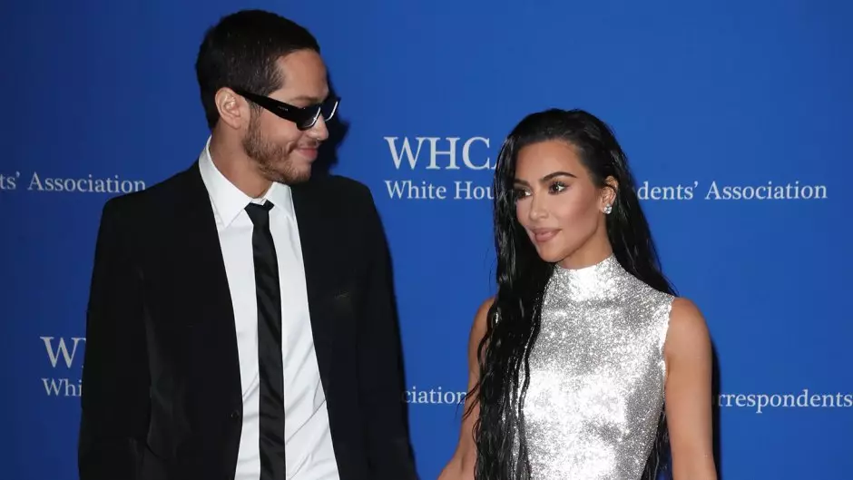 Kim Kardashian sy Pete Davidson Pack amin'ny PDA Dazzling amin'ny karipetra mena: Sary