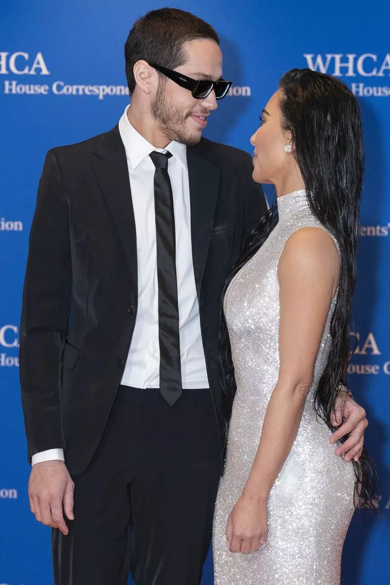 Kim Kardashian sy Pete Davidson Pack amin'ny PDA Dazzling amin'ny karipetra mena: Sary