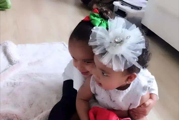 True Thompson e Dream Kardashian abrazándose