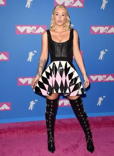 Iggy Azalea ko'krak plastik jarrohlik topless phtoos vma mukofotlari libos